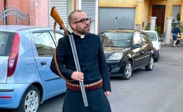 YouTG.NET - Don Luca, il prete con il fucile: "Omaggio alla tradizione ...
