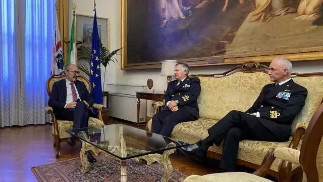 YouTG.NET - Cagliari, il sindaco Truzzu saluta il comandante del ... YouTG.NET - Cagliari, il sindaco Truzzu saluta il comandante del ...