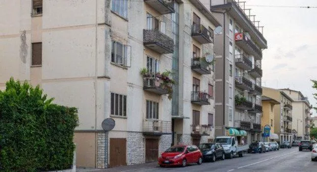 YouTG.NET - Bimba di 4 anni precipita dal balcone, presa al volo da un ... YouTG.NET - Bimba di 4 anni precipita dal balcone, presa al volo da un ...