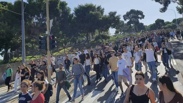 YouTG.NET - Cagliari, centinaia di studenti in sit-in dopo il crollo ... YouTG.NET - Cagliari, centinaia di studenti in sit-in dopo il crollo ...