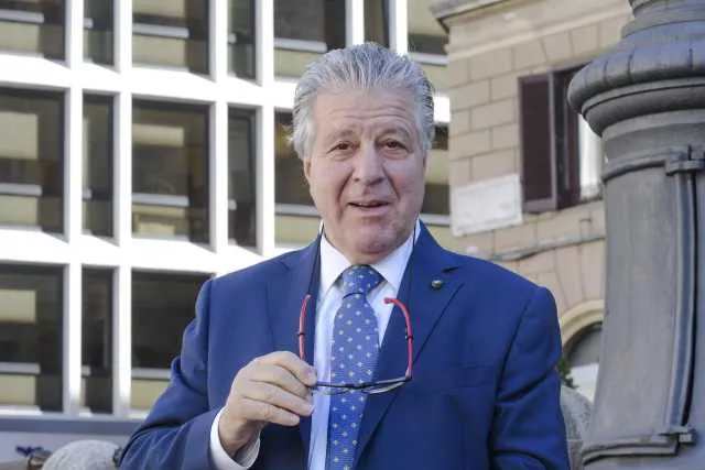 YouTG.NET - Il camion dei rifiuti la travolge: muore un'anziana a Ladispoli