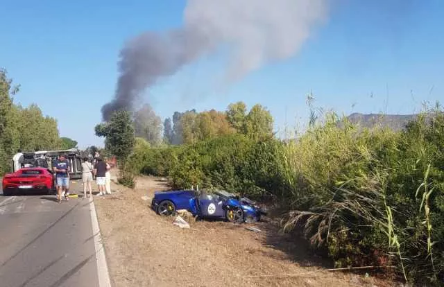 YouTG.NET - Ferrari contro camper alle porte di San Giovanni Suergiu ... YouTG.NET - Ferrari contro camper alle porte di San Giovanni Suergiu ...