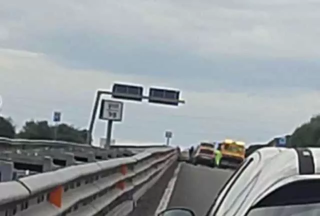 YouTG.NET - Perde il controllo dell'auto e finisce sul guardrail sulla ... YouTG.NET - Perde il controllo dell'auto e finisce sul guardrail sulla ...