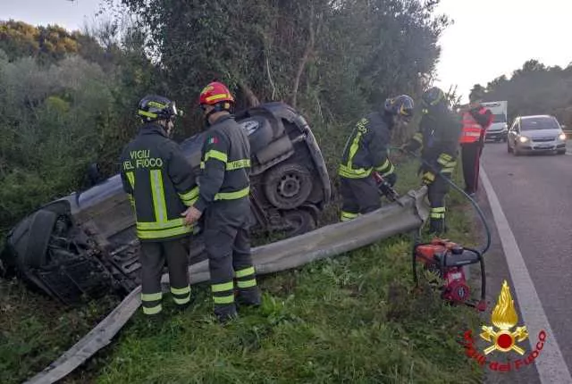 YouTG.NET - Perde il controllo dell'auto, scavalca il guardrail e si ... YouTG.NET - Perde il controllo dell'auto, scavalca il guardrail e si ...